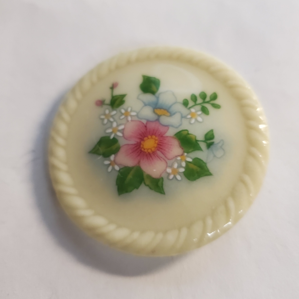 Avon Flower Brooch Pin Porcelain Vintage 1984. Cream - Gem
